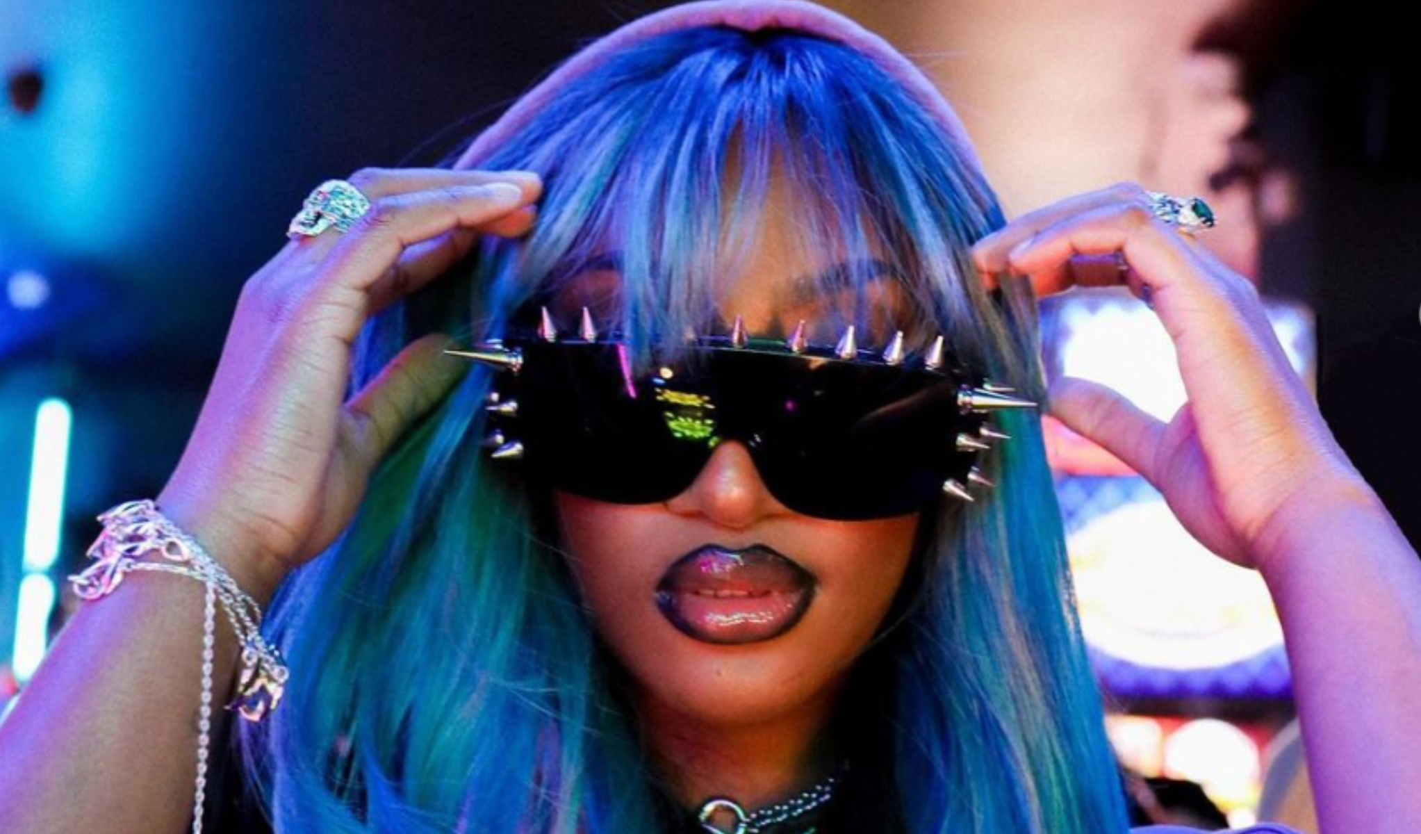 Drake spotted at Tems’ show in Toronto - Urban Woman Magazine